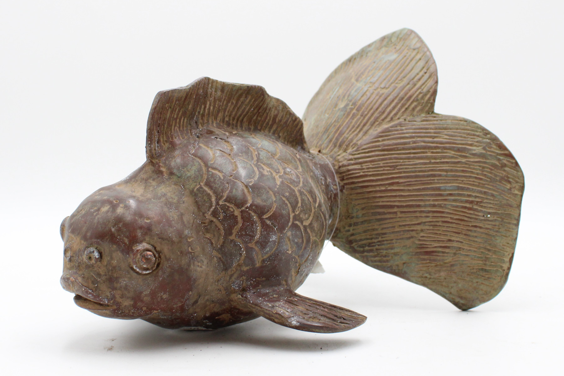 Koi fish en bronze. Indonesia